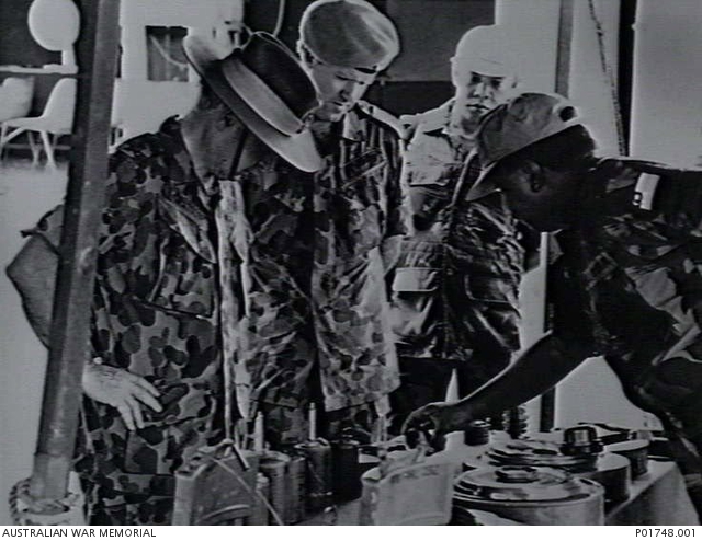 General Peter Gration (left), Chief of the Australian Defence Force ...