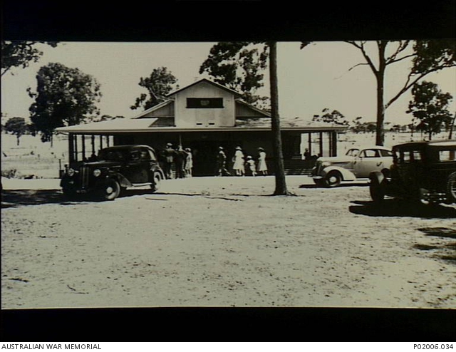 Probably Seymour, Vic. 1940-01-28. Soldiers and civilians enter the new ...