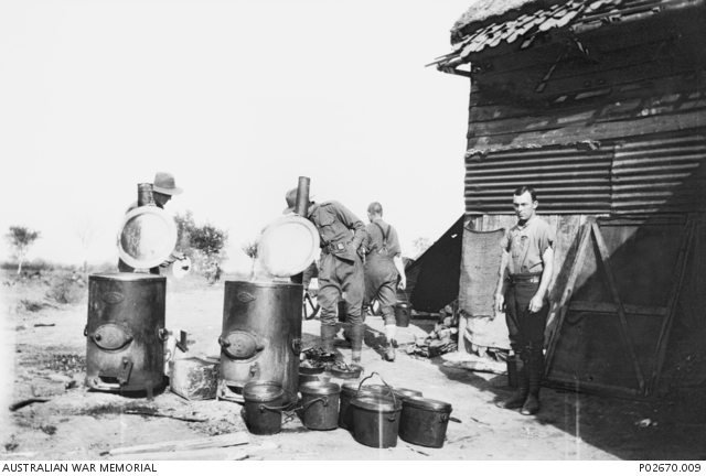 Cooks of the 4th Australian Machine Gun Company preparing breakfast in ...