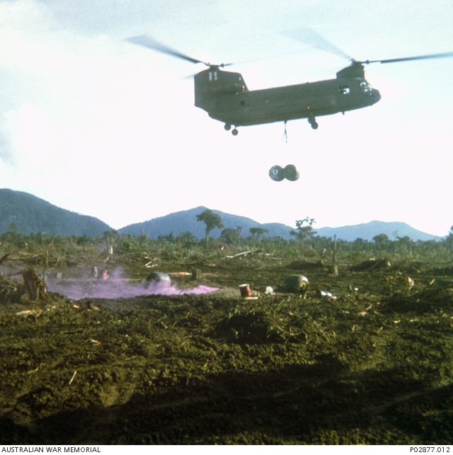 A Chinook helicopter delivering fresh water supplies to Fire Support ...