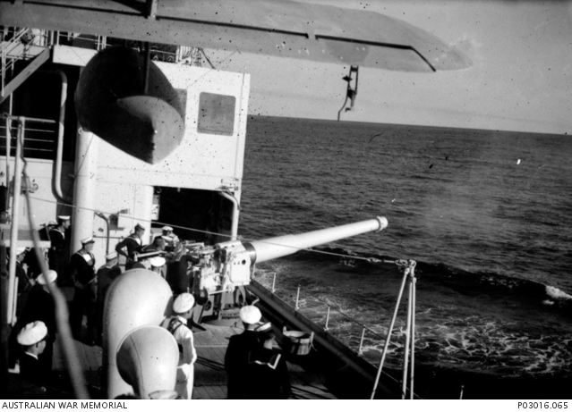 At sea. c. 1942. Gunnery crew of the Armed Merchant Cruiser (AMC), HMAS ...