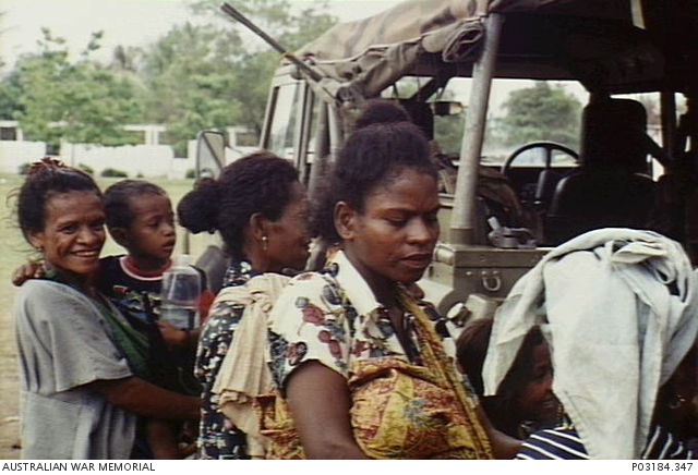 Memo, Maliana District, East Timor. 17 November 1999. A crowd of ...