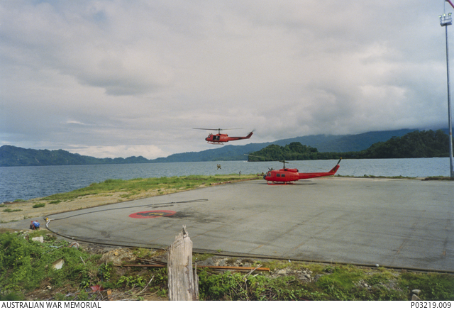 Unidentified Australian soldiers undertaking aero medical evacuations ...