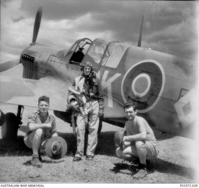 Three members of 450 Squadron RAAF in front of a Curtiss P40 Kittyhawk ...