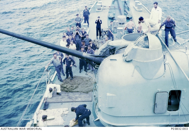 The forward 5-inch gun (Mount 51) of the HMAS Brisbane (D41), which ...