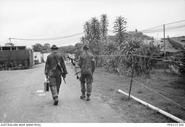 Two members of the 2nd Battalion, the Royal Australian Regiment (2RAR ...