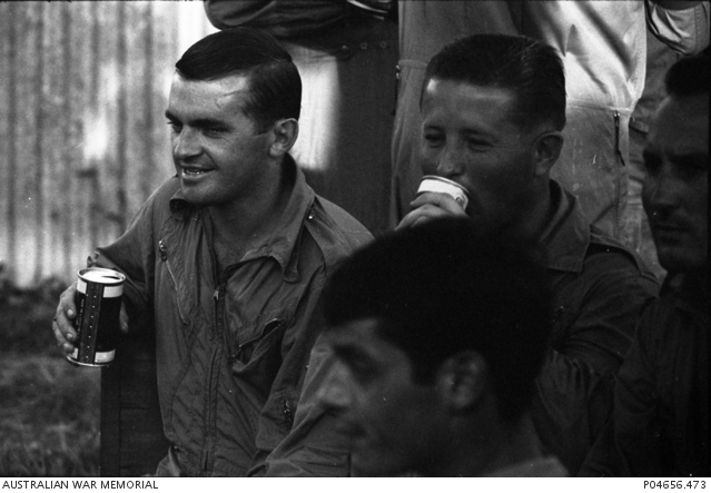 Normie Rowe meets the diggers of 1 Troop, B Squadron, 3rd Cavalry ...