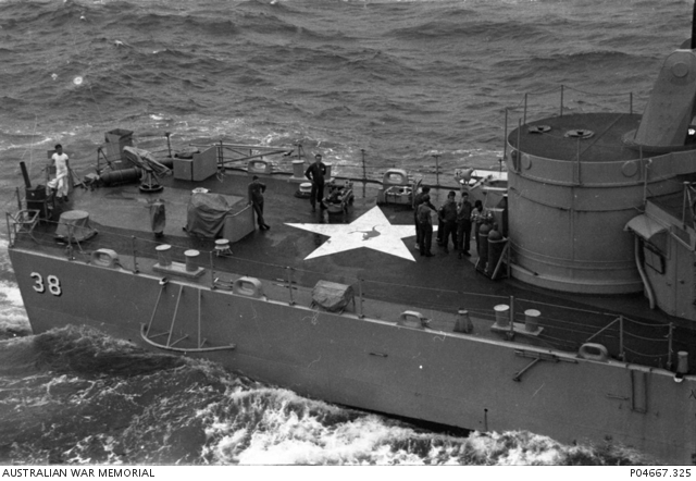 HMAS Perth (DD38), part of Task Force 7, United States (US) 7th Fleet ...