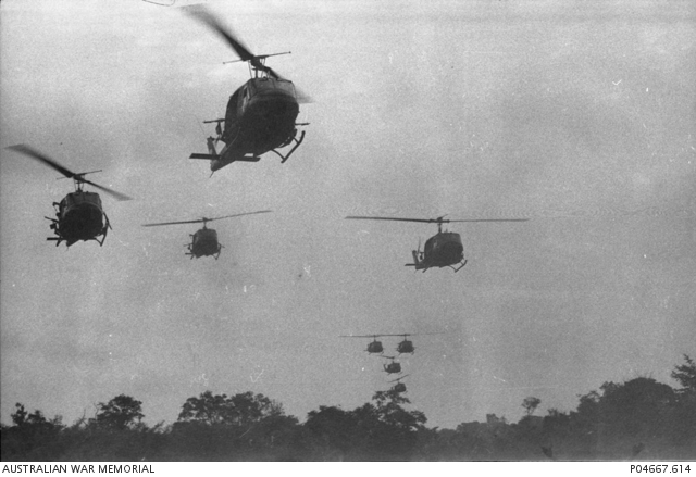 Attempt to trap the Viet Cong (VC) D445 Battalion. 105mm M2A2 guns of ...