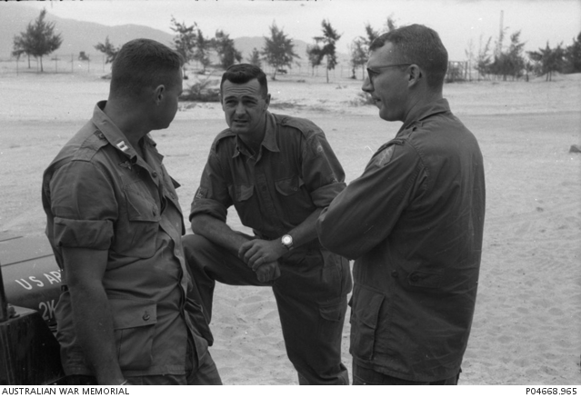 35461 Warrant Officer 2 (WO2) Keith Owen (Windy) Winbank (centre), a ...