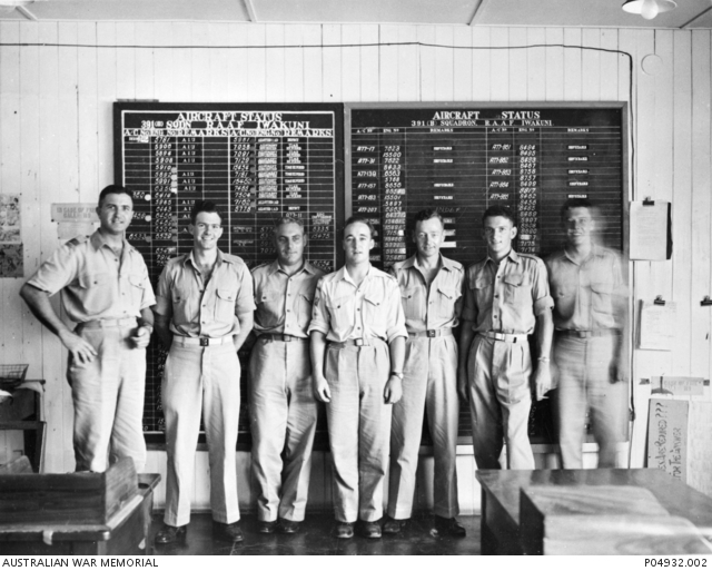 Photograph of Alan Burnard and fellow servicemen | Australian War Memorial