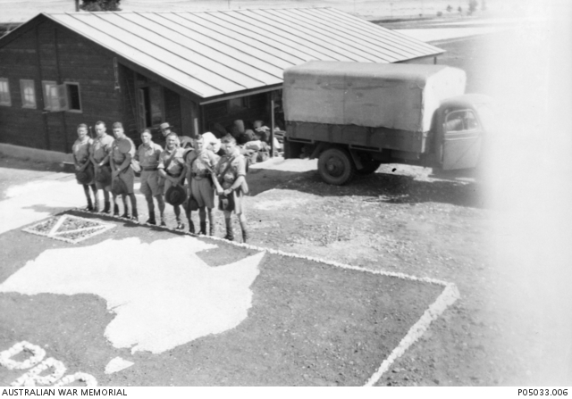 A farewell group portrait of unidentified Australian signallers ...