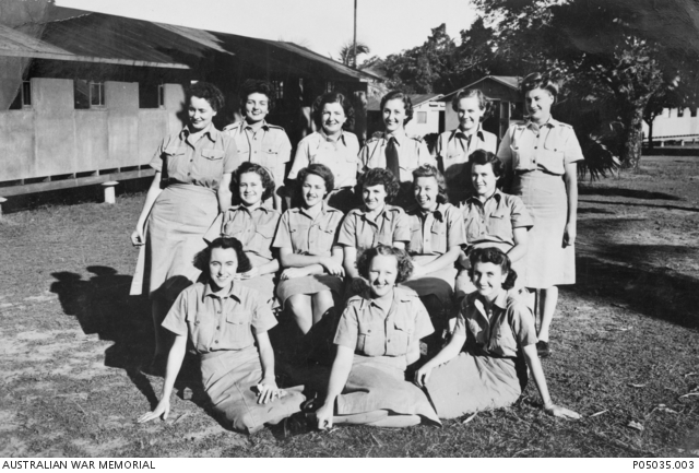 Group portrait of members of the WAAAF attending a training course ...