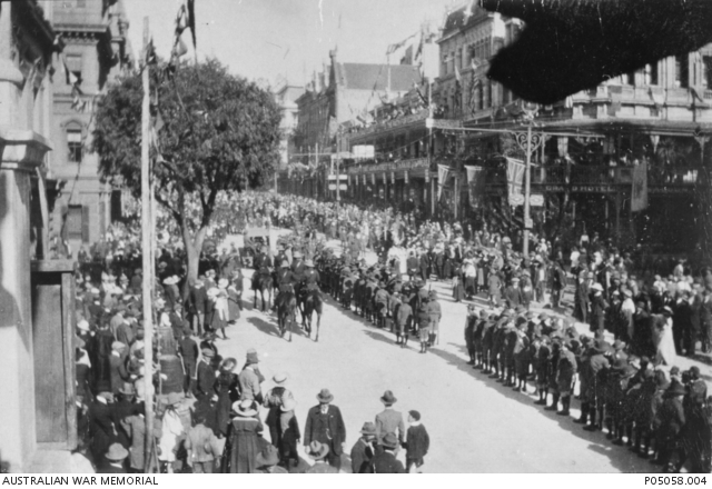 Watched by hundreds of spectators, Australian troops prepare to take ...