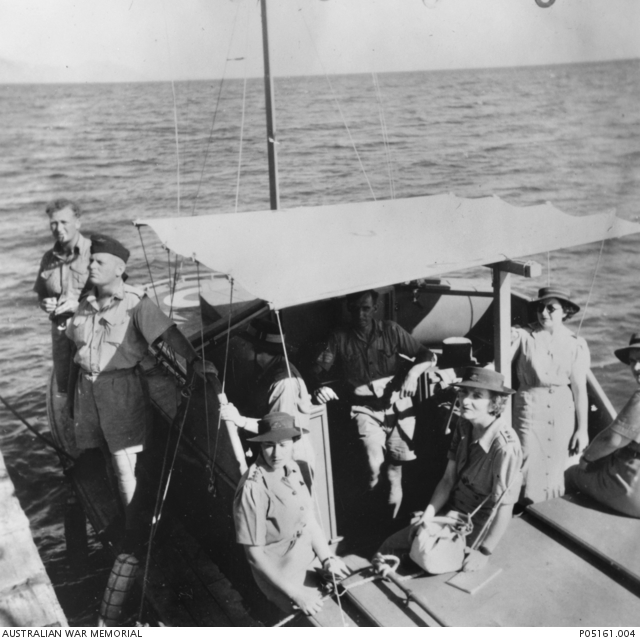 Unidentified American officers and Australian female photographers and ...