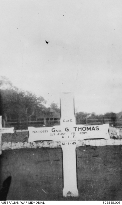 Grave with original cross of NX110653 Gunner (Gnr) George Thomas, 2/3 ...