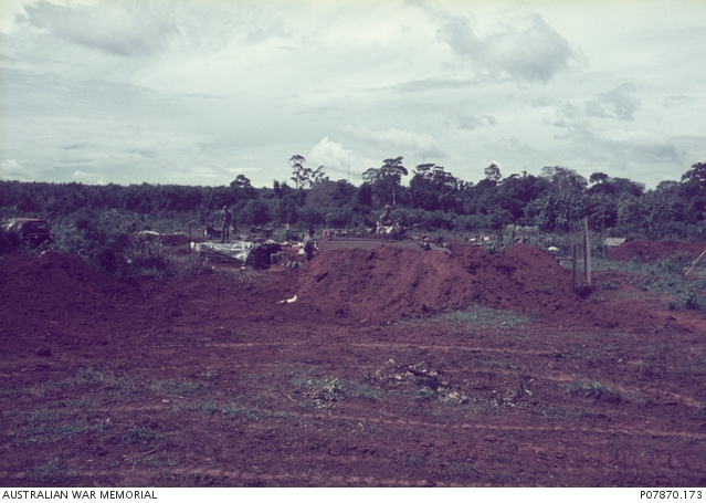 Constructing a fire support base. | Australian War Memorial