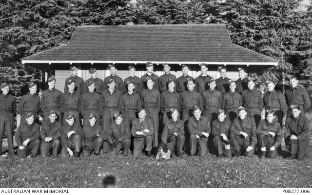 Group portrait of RAAF airmen training under the Empire Air Training ...