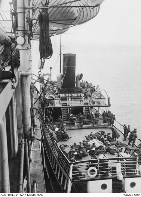 Disembarking convalescents from the troopship HMAT Euripides (A14) at ...