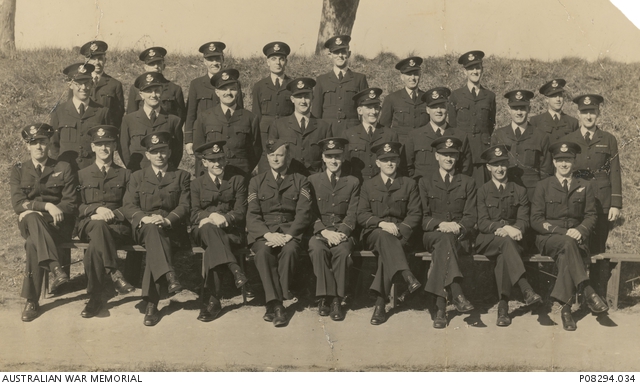 Group portrait of RAAF members possibly from the RAAF School of ...