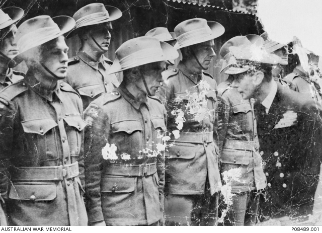 Outdoor portrait of King George VI pausing to talk to Australian ...