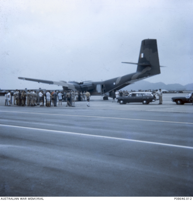 O14165 Wing Commander Jack Boast farewells the RAAF 2 Squadron under ...
