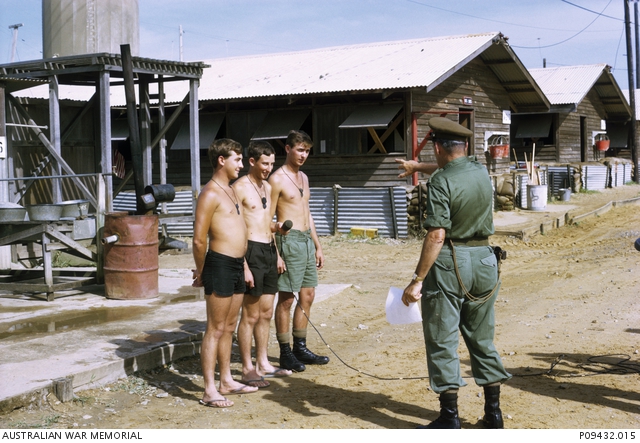 Army Public Relations officer coaching Australian soldiers of 110 ...