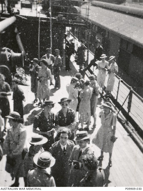 Australian nurses on deck of SS Empire Star approaching Fremantle ...