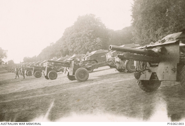 25 pounder field guns of the 2/3rd Field Regiment lined up behind their ...