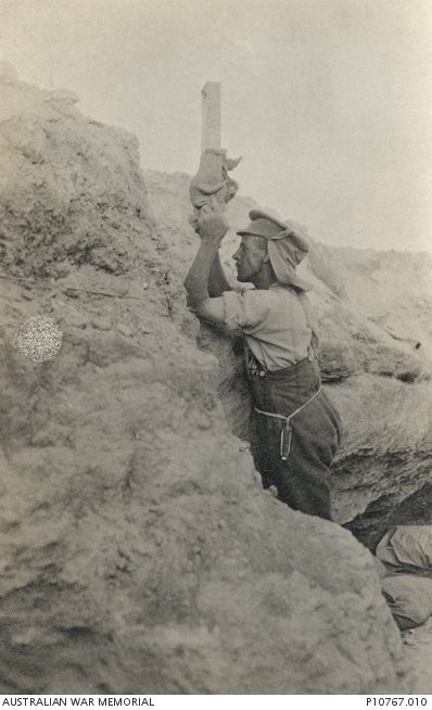 A trench periscope in use. | Australian War Memorial