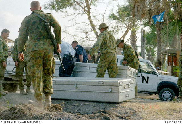 Members of the 6th Battalion, The Royal Australian Regiment (6RAR ...