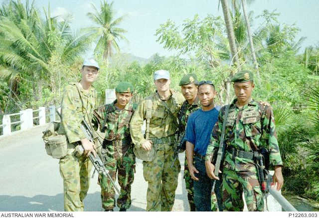 Members of the 6th Battalion, The Royal Australian Regiment with ...