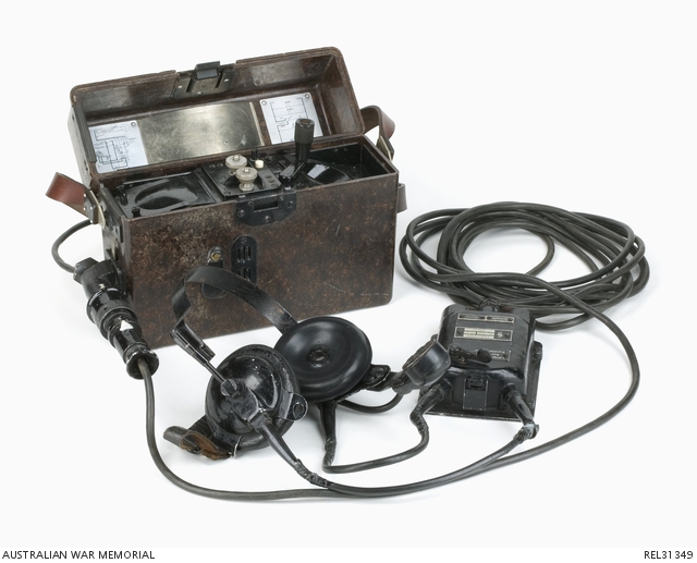 Remote, intercommunication control unit and headset : 8.8 cm ...