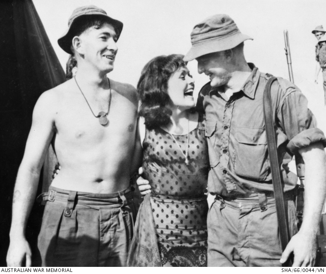 Vietnam. 1966-01-18. Brisbane, Qld, singer Lyn Fletcher met Private ...