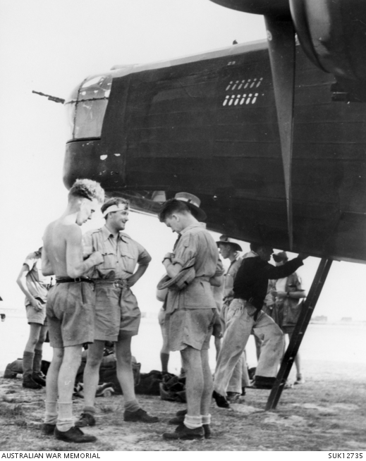 india-c-1944-08-the-crew-of-one-of-the-raf-wellington-aircraft-of