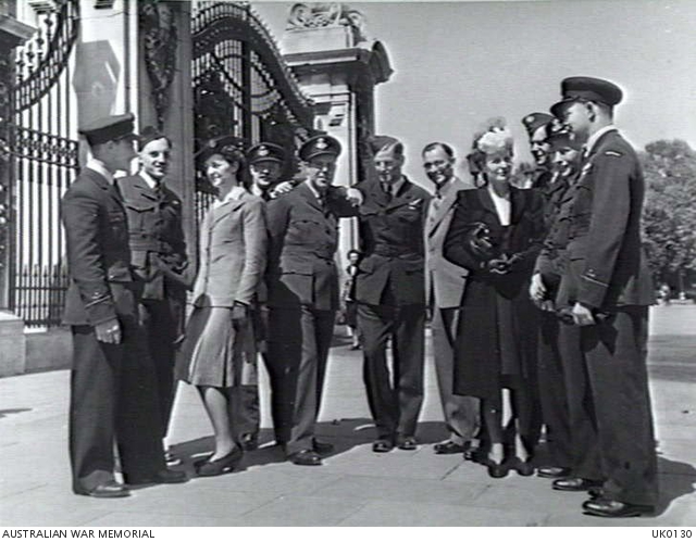 LONDON, ENGLAND. 1943-05-18. OUTSIDE BUCKINGHAM PALACE, FOLLOWING AN ...