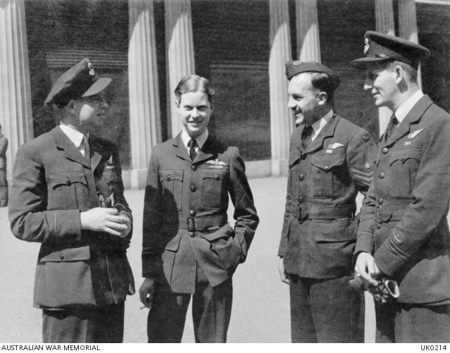 LONDON, ENGLAND. 1943-06-22. OUTSIDE BUCKINGHAM PALACE AFTER BEING ...