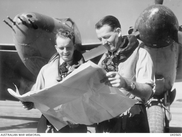 HAMPSHIRE, ENGLAND. 1943-09-24. OBSERVERS OF "C" FLIGHT IN A MOSQUITO ...