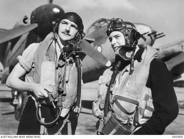 HAMPSHIRE, ENGLAND. 1943-09-23. IN FRONT OF A MOSQUITO AIRCRAFT OF NO ...