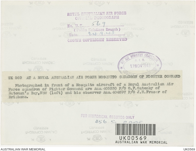 HAMPSHIRE, ENGLAND. 1943-09-23. IN FRONT OF A MOSQUITO AIRCRAFT OF NO ...