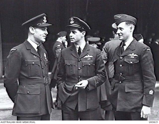 LONDON, ENGLAND. 1943-11-02. MEMBERS OF THE RAAF OUTSIDE BUCKINGHAM ...