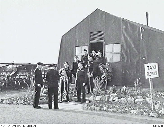 KIDLINGTON, ENGLAND. 1943-10-08. 253218 SQUADRON LEADER W. B. TART ...