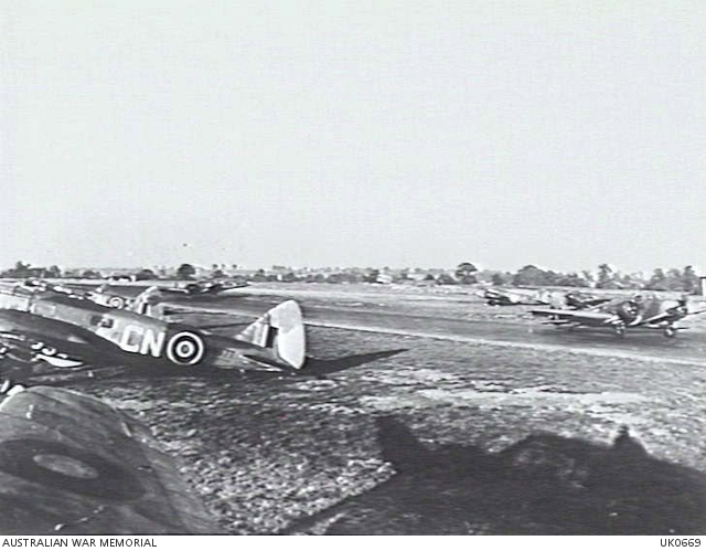 KIDLINGTON, ENGLAND. 1943-10-08. TWIN-ENGINED AIRSPEED OXFORD AIRCRAFT ...