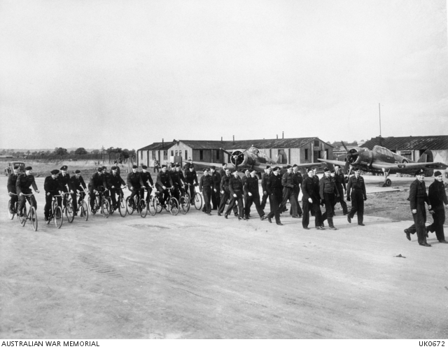 CALVELEY, ENGLAND. 1943-10-09. AUSTRALIANS RETURNING FROM DISPERSALS AT ...