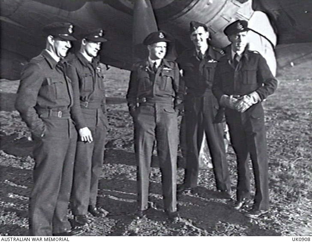 LEUCHARS, SCOTLAND. 1944-01-10. A GROUP OF OFFICERS AT TORPEDO-BOMBER ...
