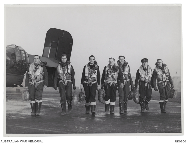 YORKSHIRE, ENGLAND. 1944-01-17. CREW OF HALIFAX BOMBER AIRCRAFT AT NO ...