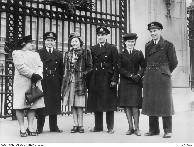 LONDON, ENGLAND. 1944-03-07. OUTSIDE BUCKINGHAM PALACE AFTER AN ...
