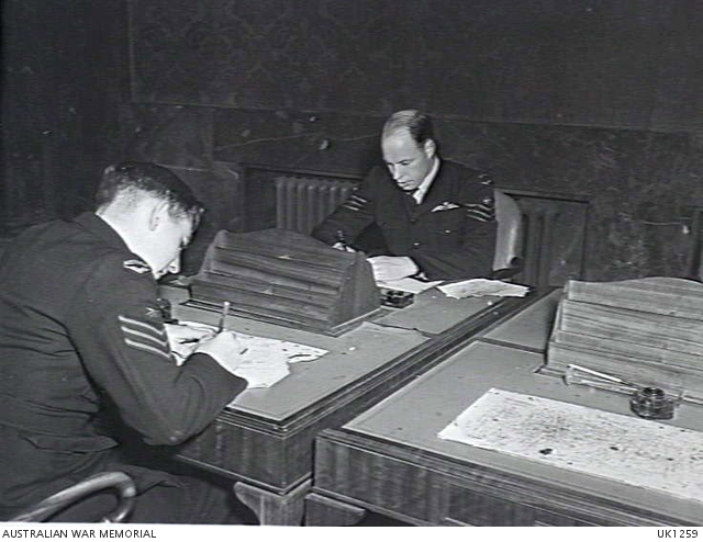 LONDON, ENGLAND. C. 1944-03. THE BOOMERANG CLUB IN AUSTRALIA HOUSE IS ...