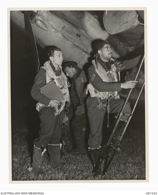 KENT, ENGLAND. 1944-06-07. AIRCREW STANDING NEAR THEIR MOSQUITO ...