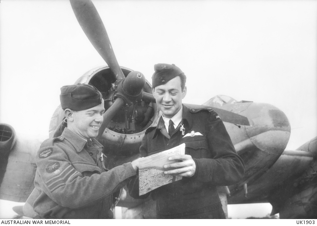 NORFOLK, ENGLAND. 1944-09-03. INFORMAL PORTRAIT OF 40118 FLIGHT ...